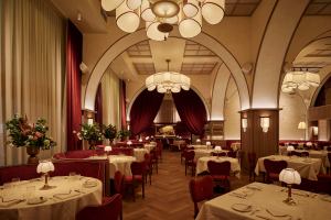 How to Make a 'Count Mario Tucci' Negroni - Appetito